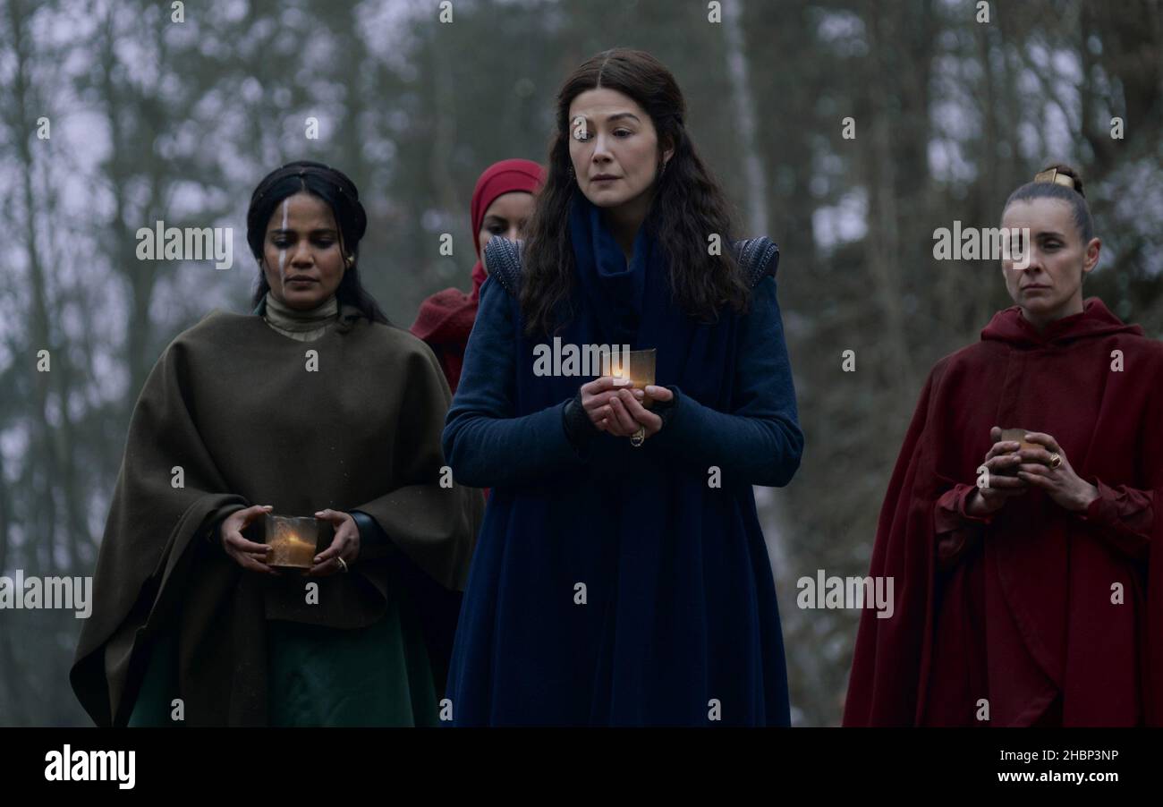 THE WHEEL OF TIME, center: Rosamund Pike, Blood Calls Blood', (Season 1 ...