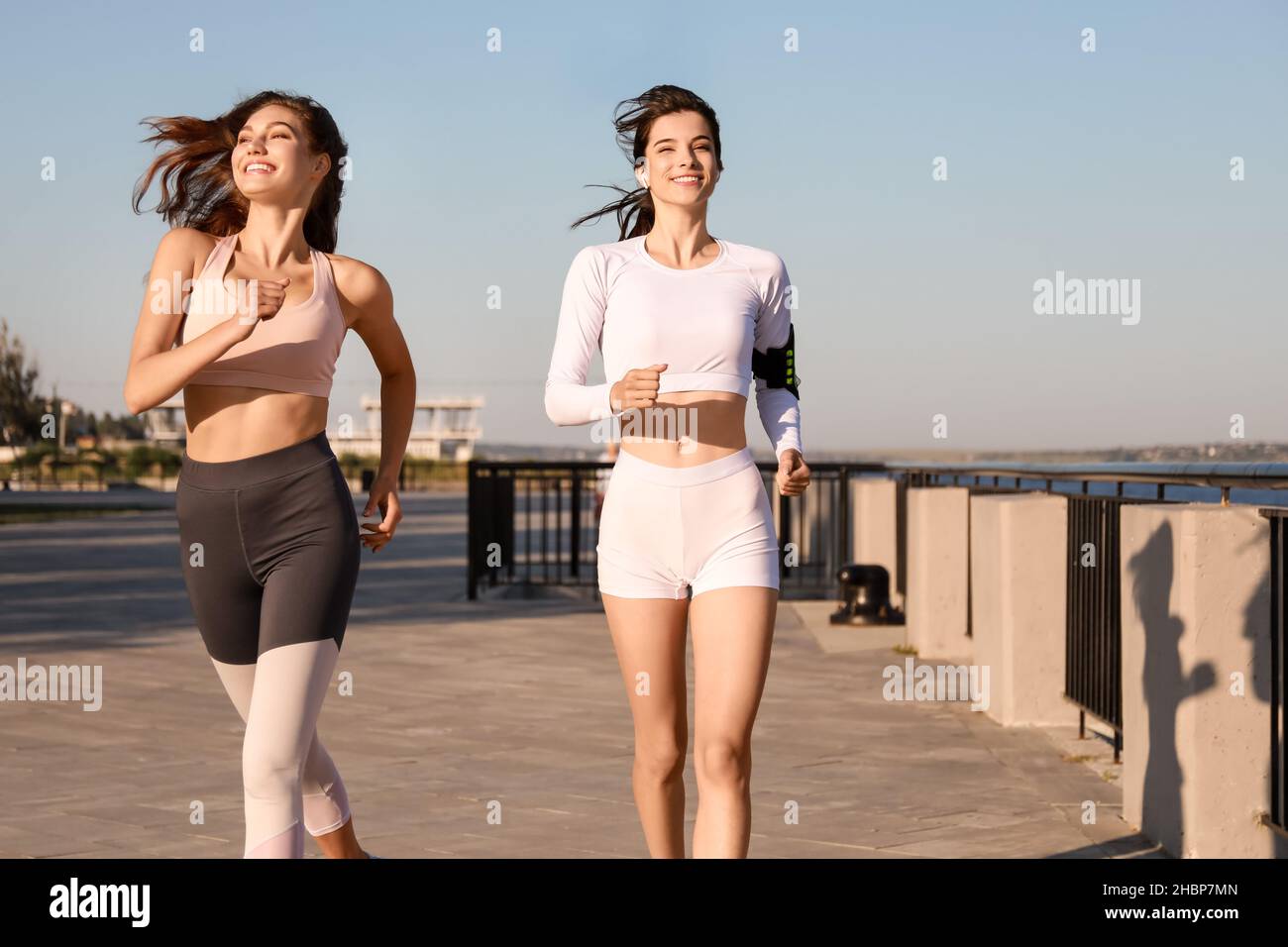Sisters running hi-res stock photography and images - Alamy