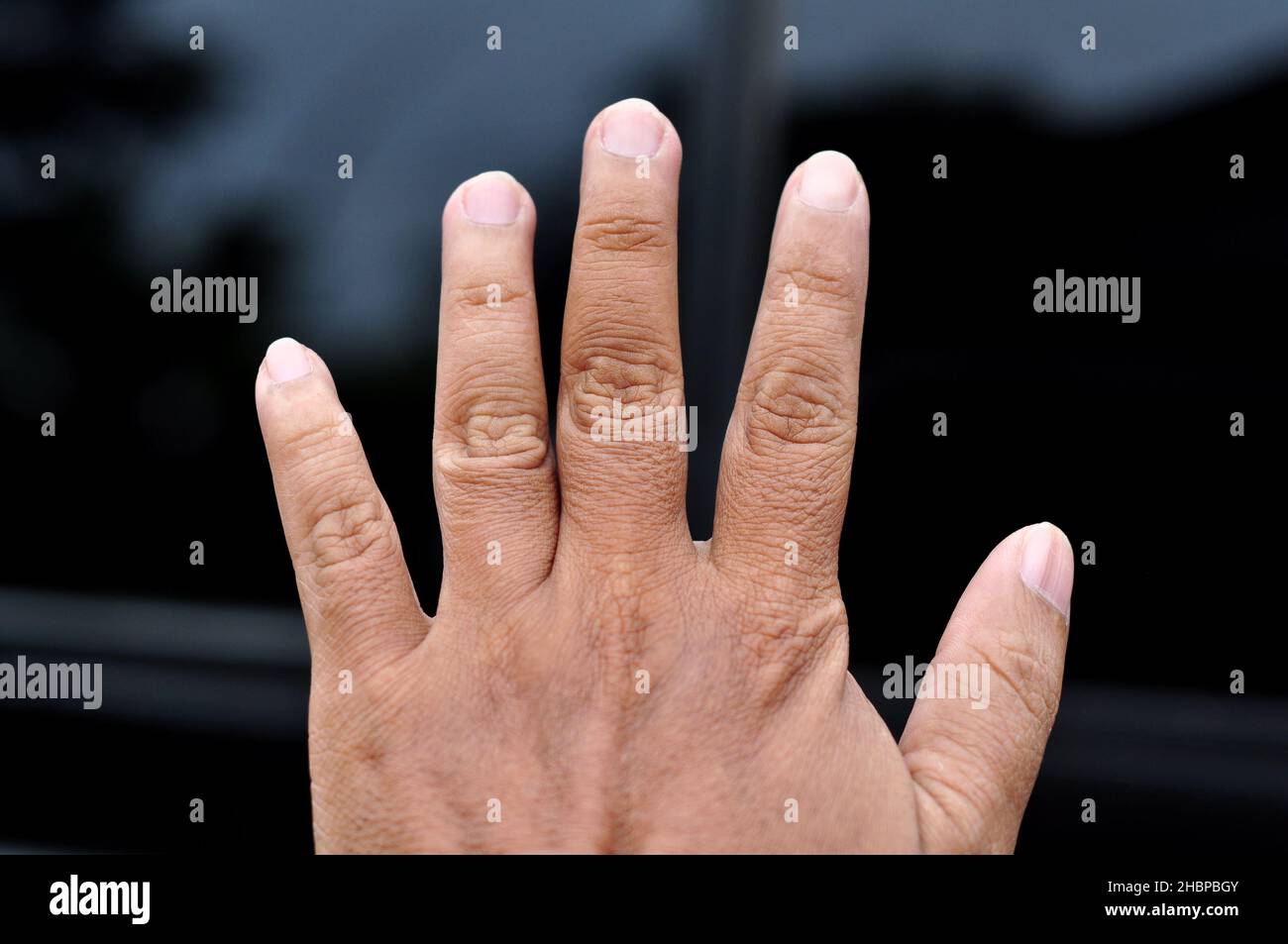 Hand fingers pointing left hi-res stock photography and images - Alamy
