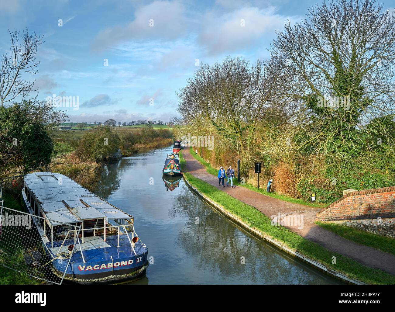 Narrow boats moored on the Leicestershire line of the grand union canal ...