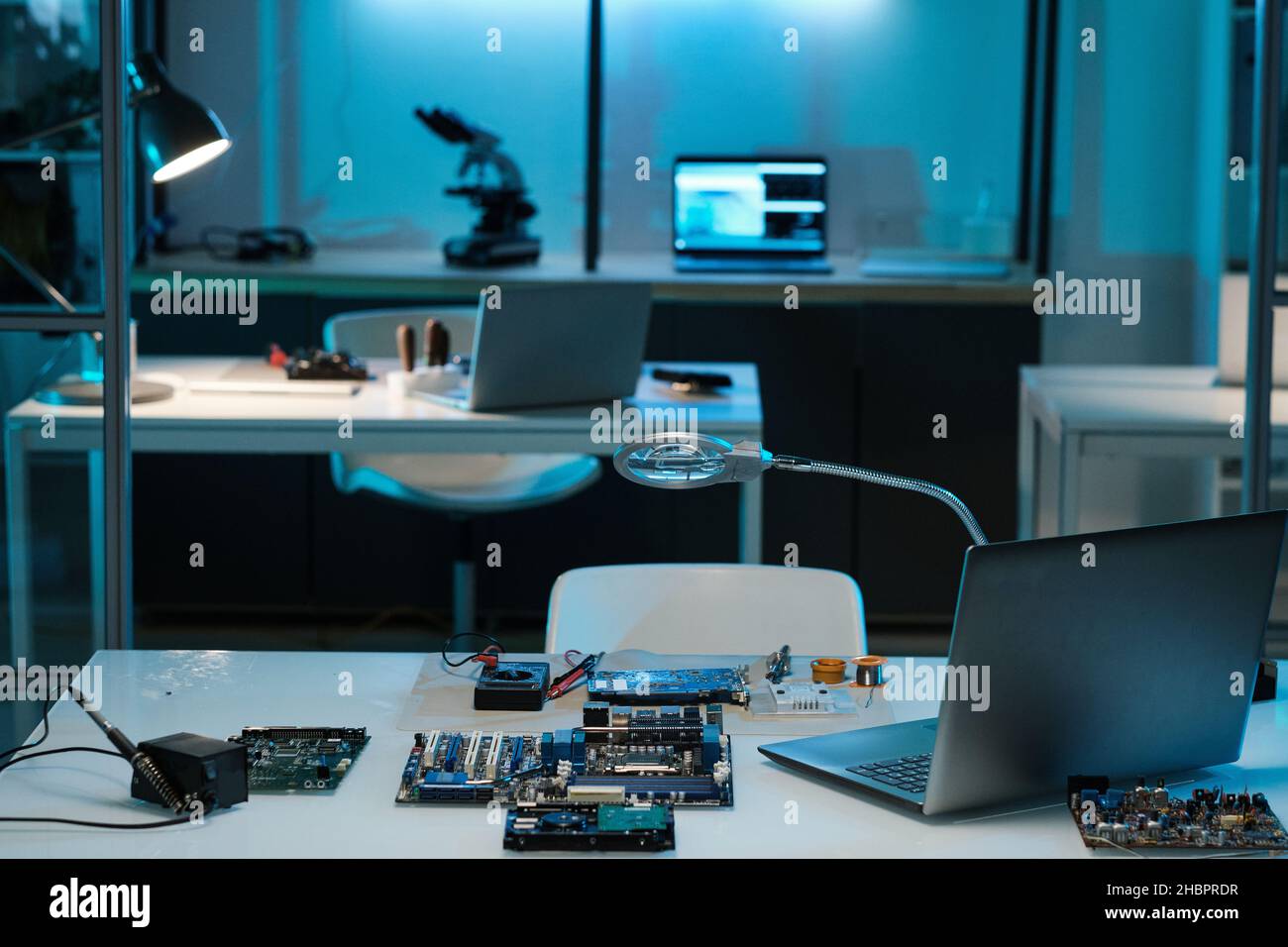 Engineering service desk hi-res stock photography and images - Alamy