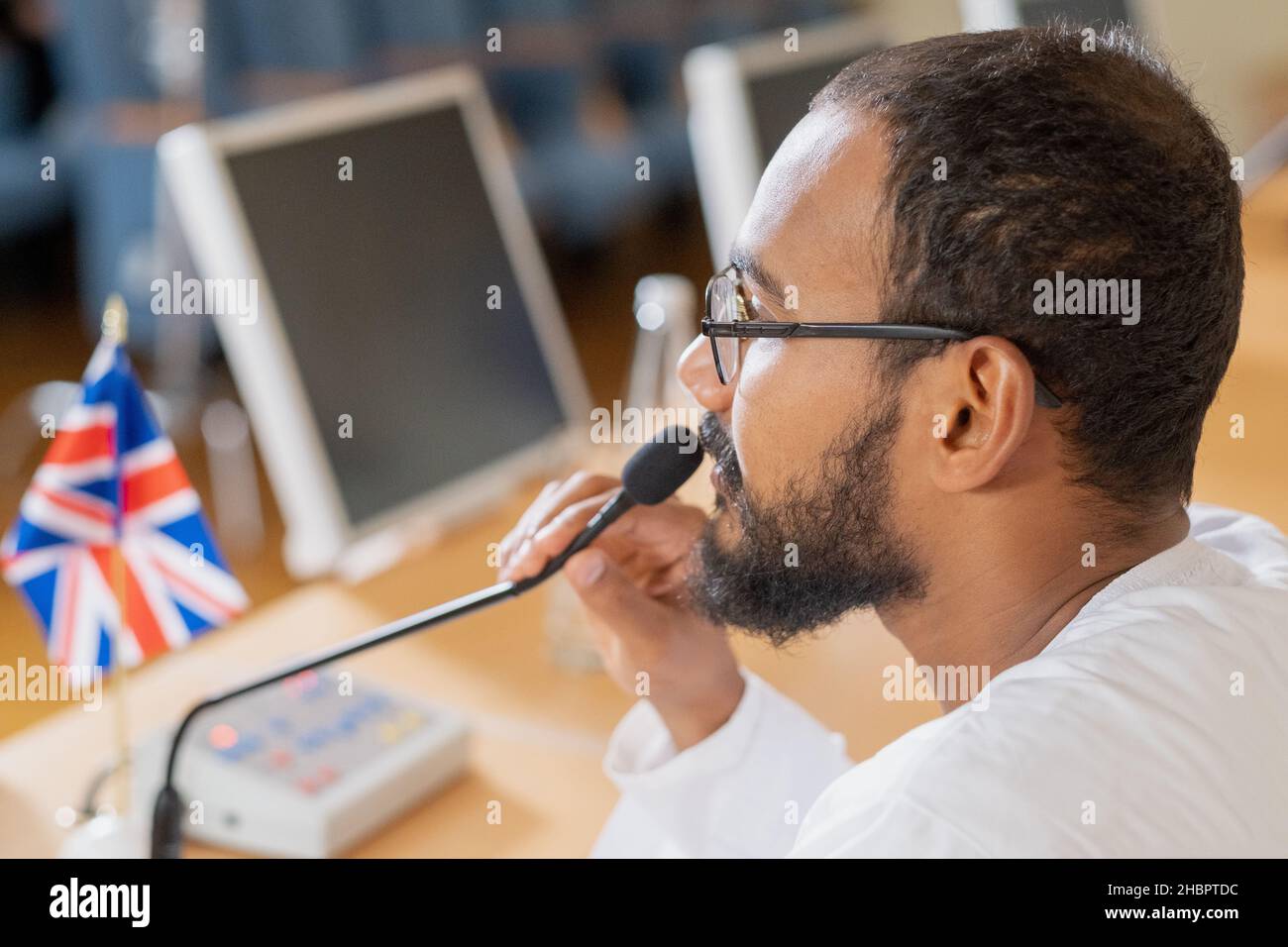 Young adult public speaking audience hi-res stock photography and ...