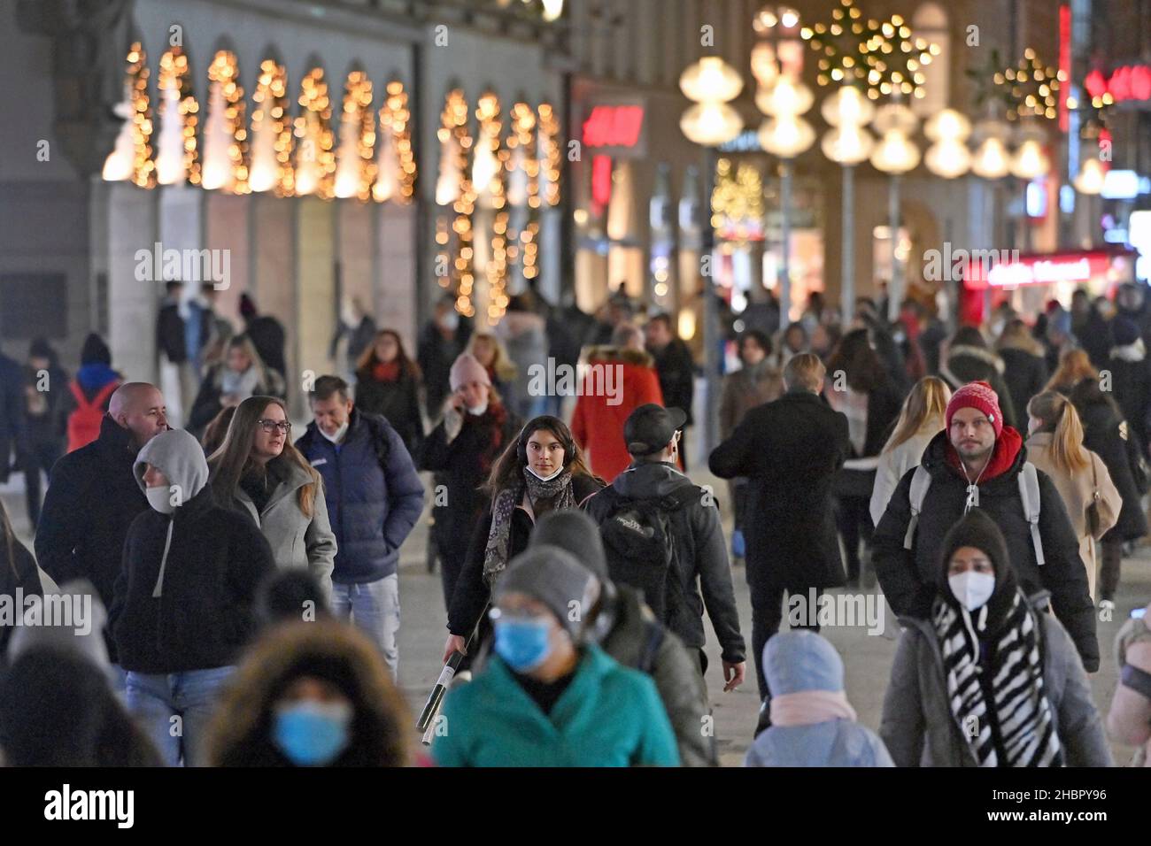 Munich, Deutschland. 20th Dec, 2021. Passers-by, people in the well ...