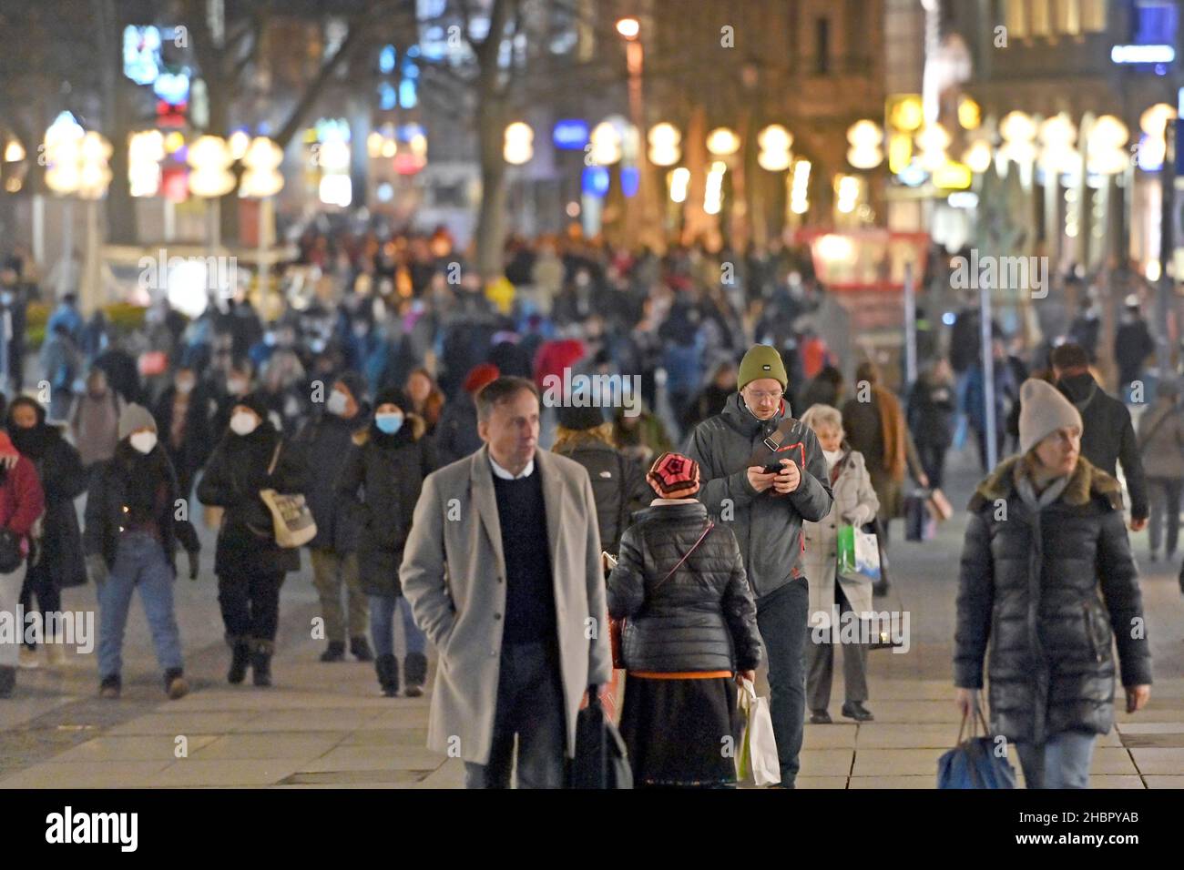 Munich, Deutschland. 20th Dec, 2021. Passers-by, people in the well ...