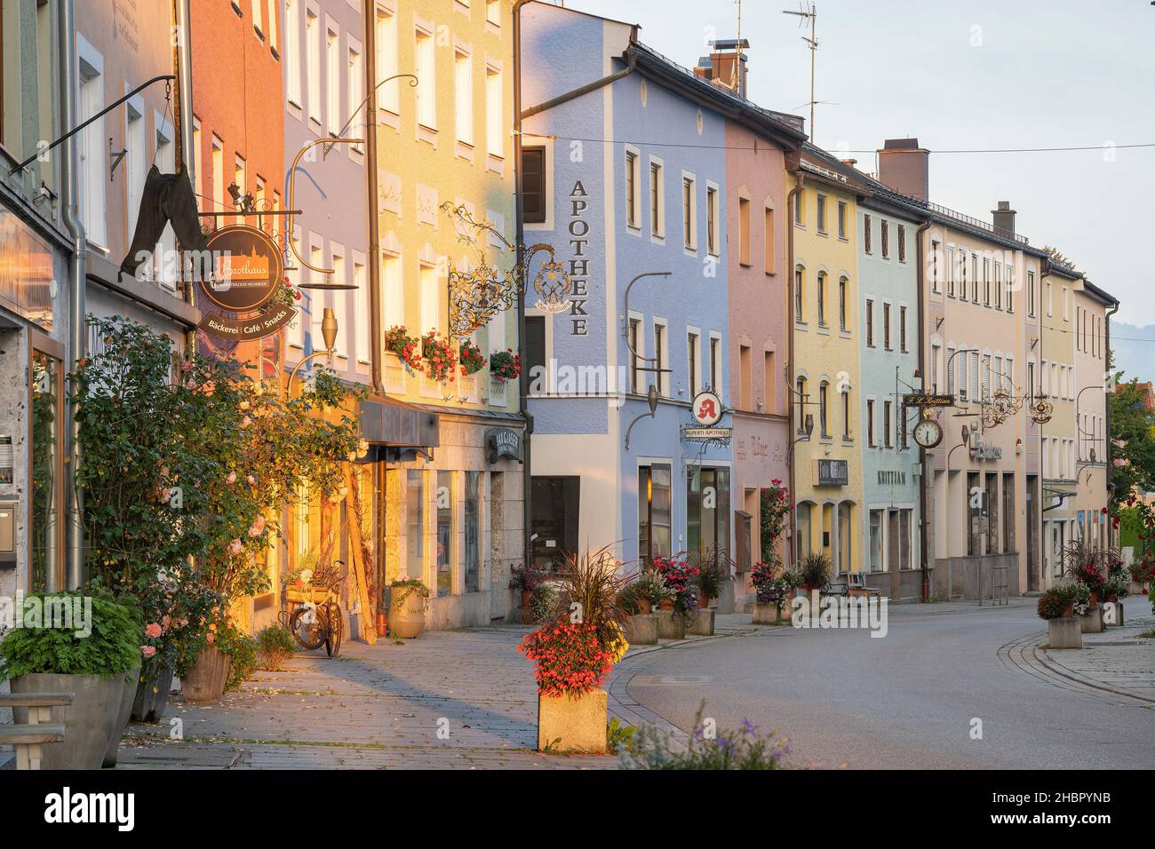 die Marktstraße in Teisendorf mit den herrlichen Fassaden und dem ...
