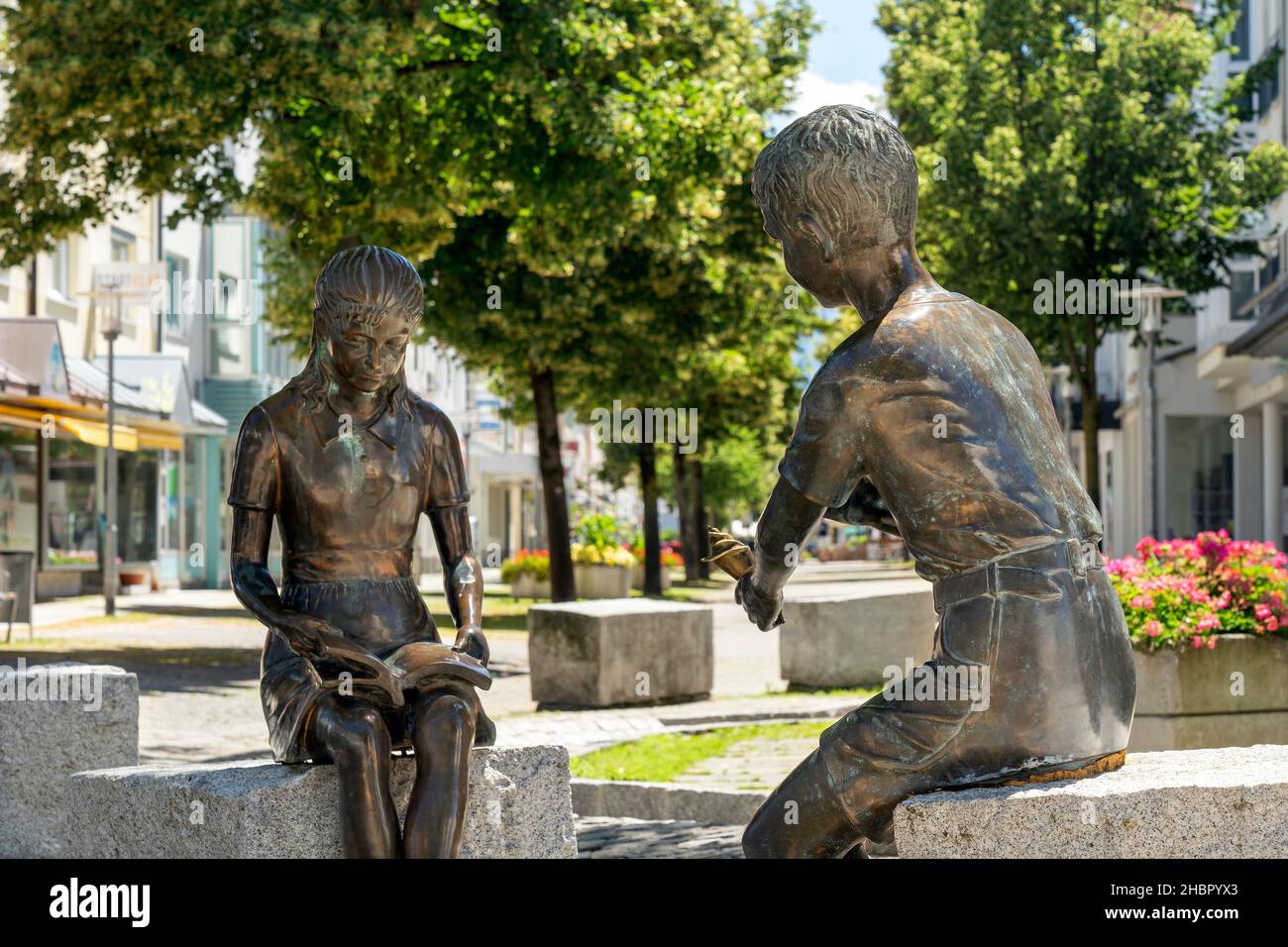 das lesende Mädchen und der Bub mit Eis - die Kinderfigurengruppe am ...