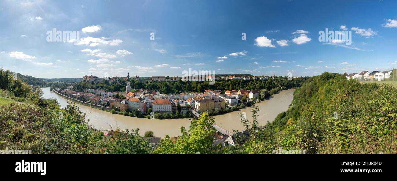 Die Altstadt von Burghausen mit der Burg (mit 1 km Länge die längste ...