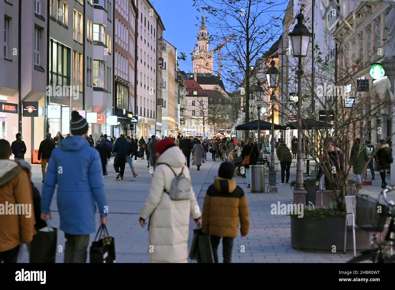 Munich, Deutschland. 20th Dec, 2021. Passers-by, people in the well ...