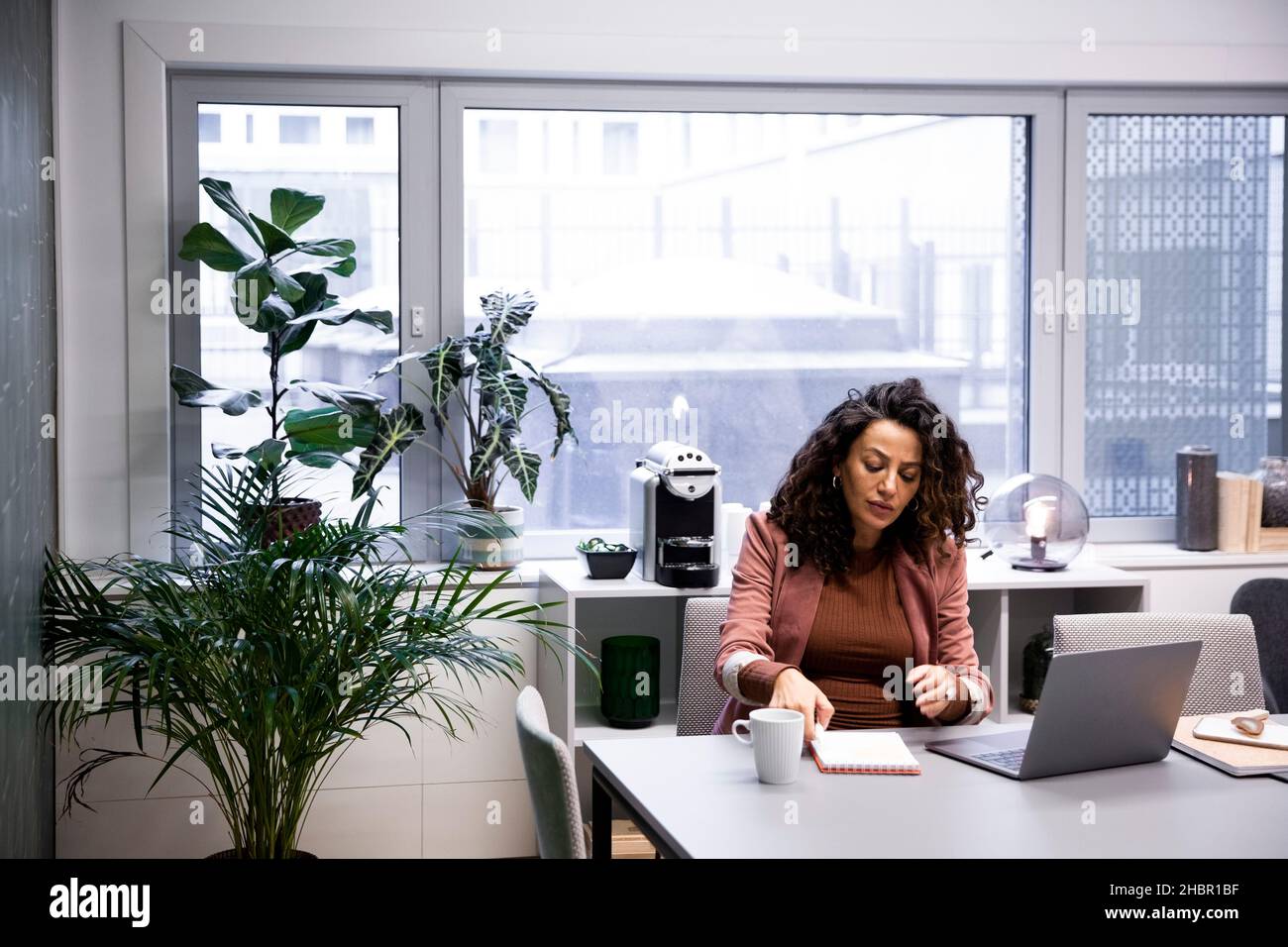 Woman pregnant working desk hi-res stock photography and images - Alamy