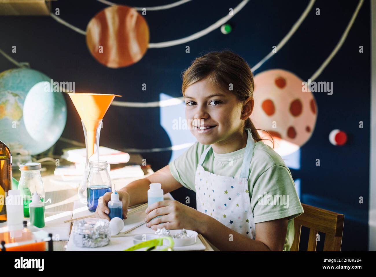 Girls doing research at home hi-res stock photography and images - Alamy