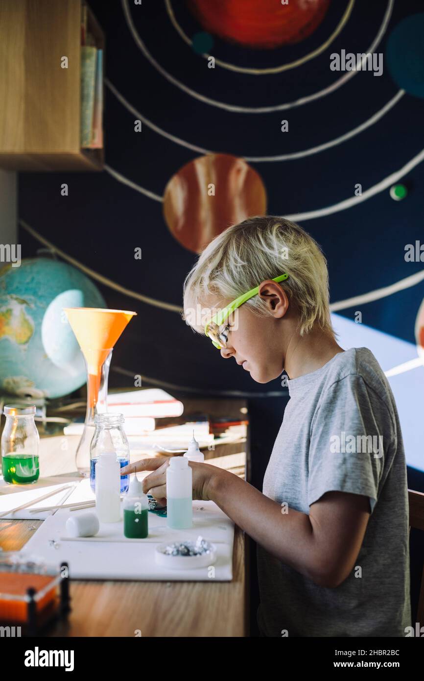 School science project hi-res stock photography and images - Alamy