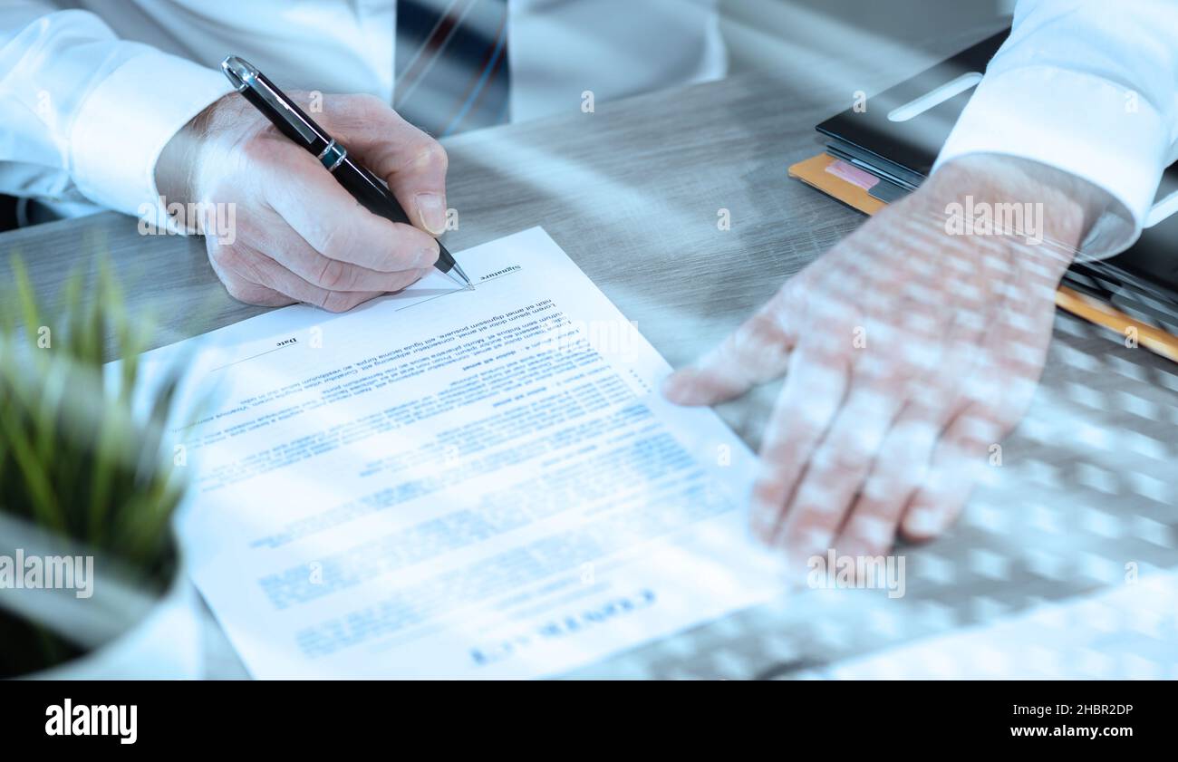 Hand of businessman signing a contract; light effect Stock Photo - Alamy