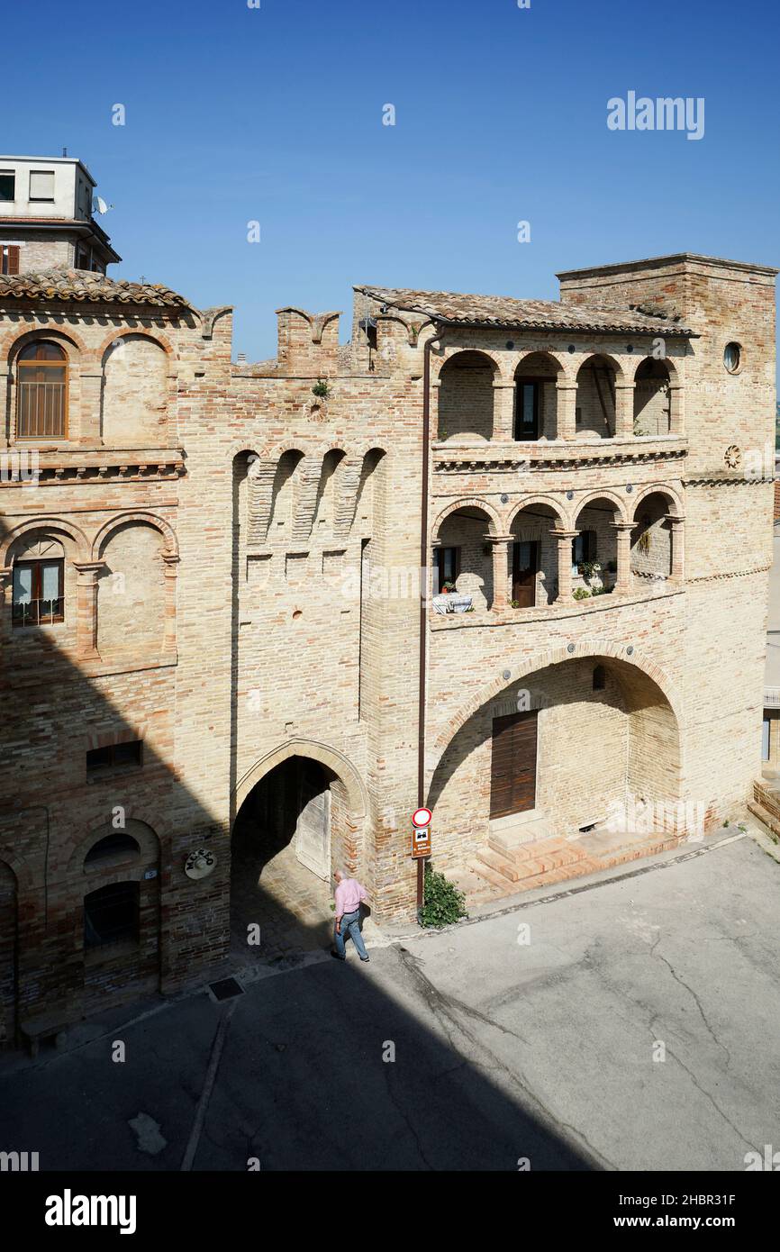 Old Town, The castle of Massa Fermana with the Porta Sant'Antonio gate, Marche, Italy, Europe ...