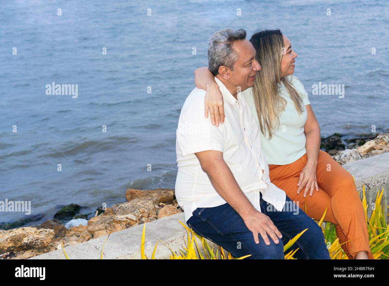 Old couple sitting talking hi-res stock photography and images - Alamy