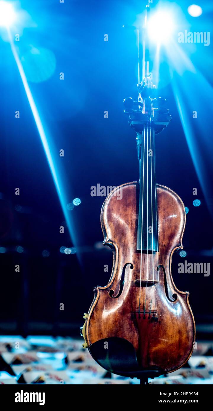 A vertical shot of a violin on a stage at a concert Stock Photo - Alamy