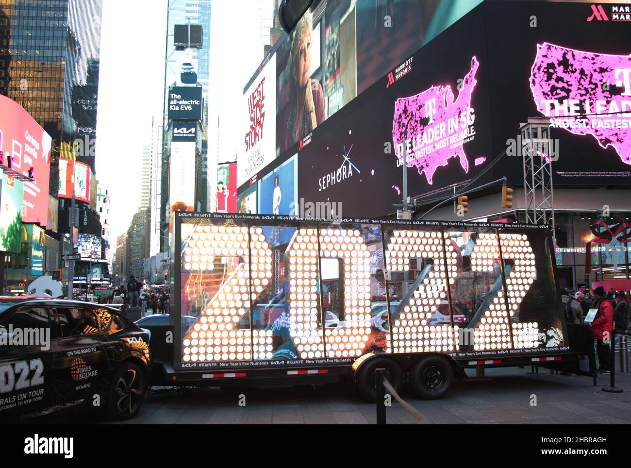 New York Ny December 20 The 2022 Numerals Arrive And On Display In