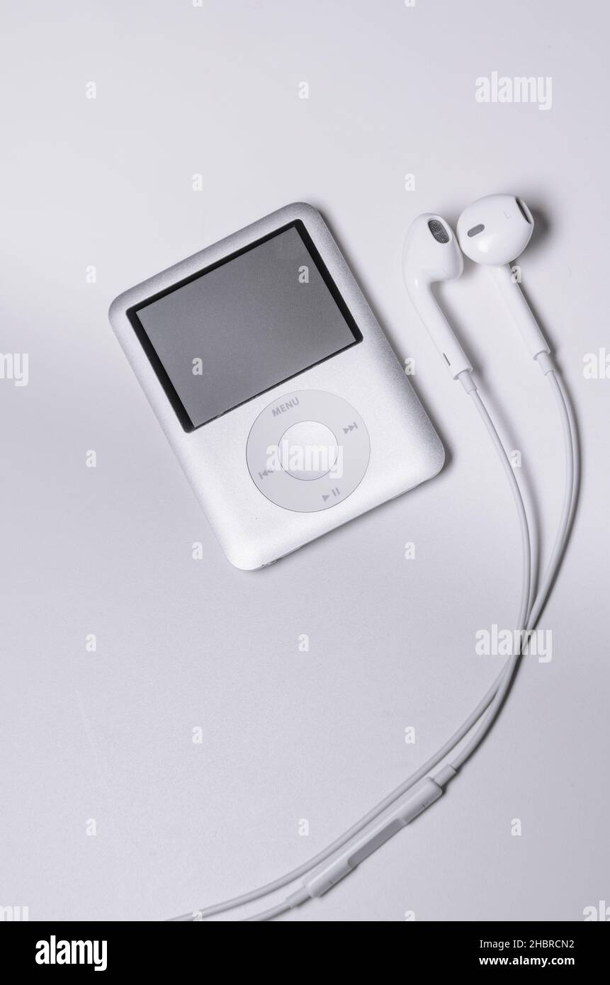 Silver ipod classic hi-res stock photography and images - Alamy