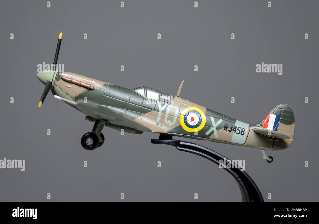 World war 2 spitfire aircraft hi-res stock photography and images - Alamy
