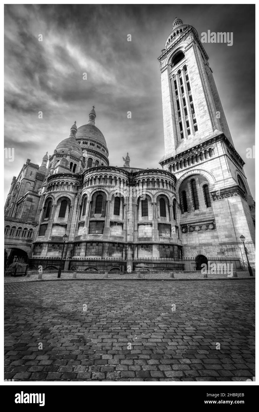 A vertical shot of a Basilica of the Sacre-Coeur in Paris on a ...