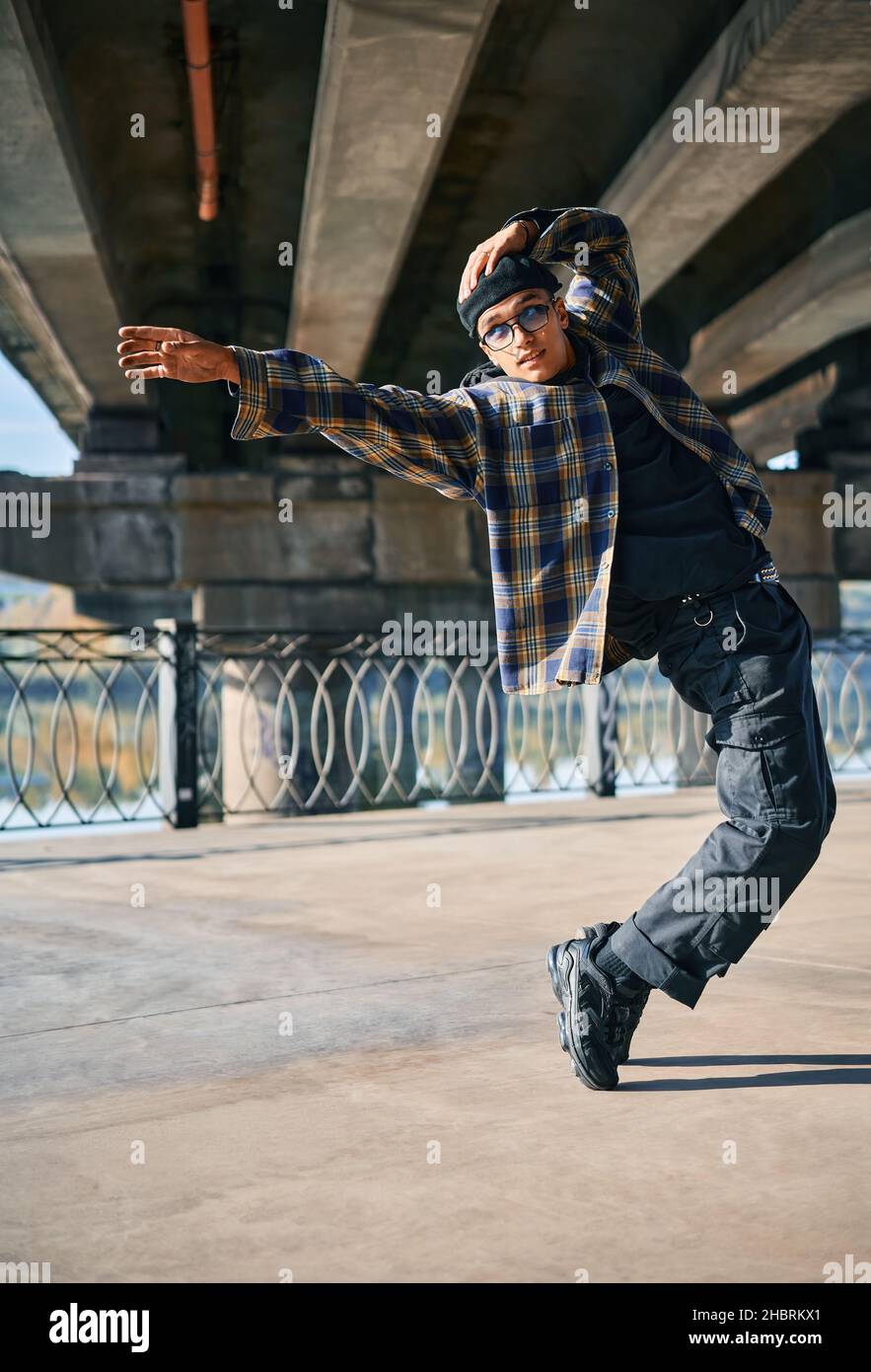 Stylish dancer dancing contemporary dance on the street urban ...