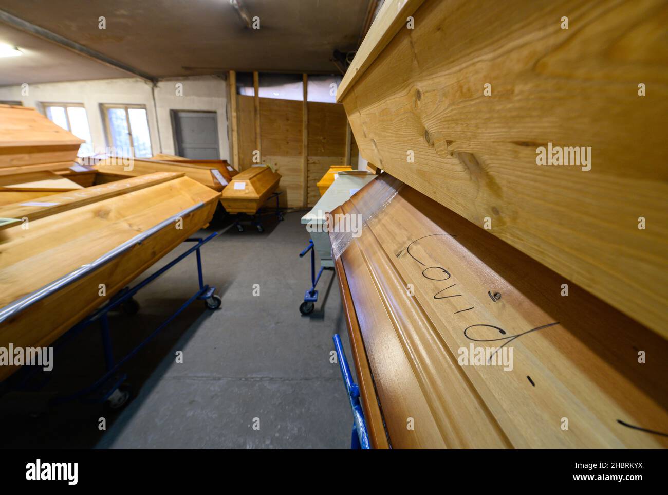 21 December 2021, Saxony, Meißen: A coffin containing a deceased person ...