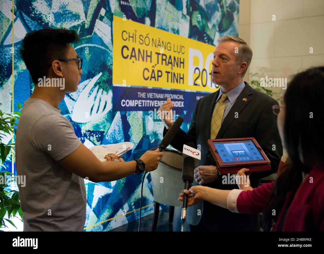 Ambassador ted osius hi-res stock photography and images - Alamy