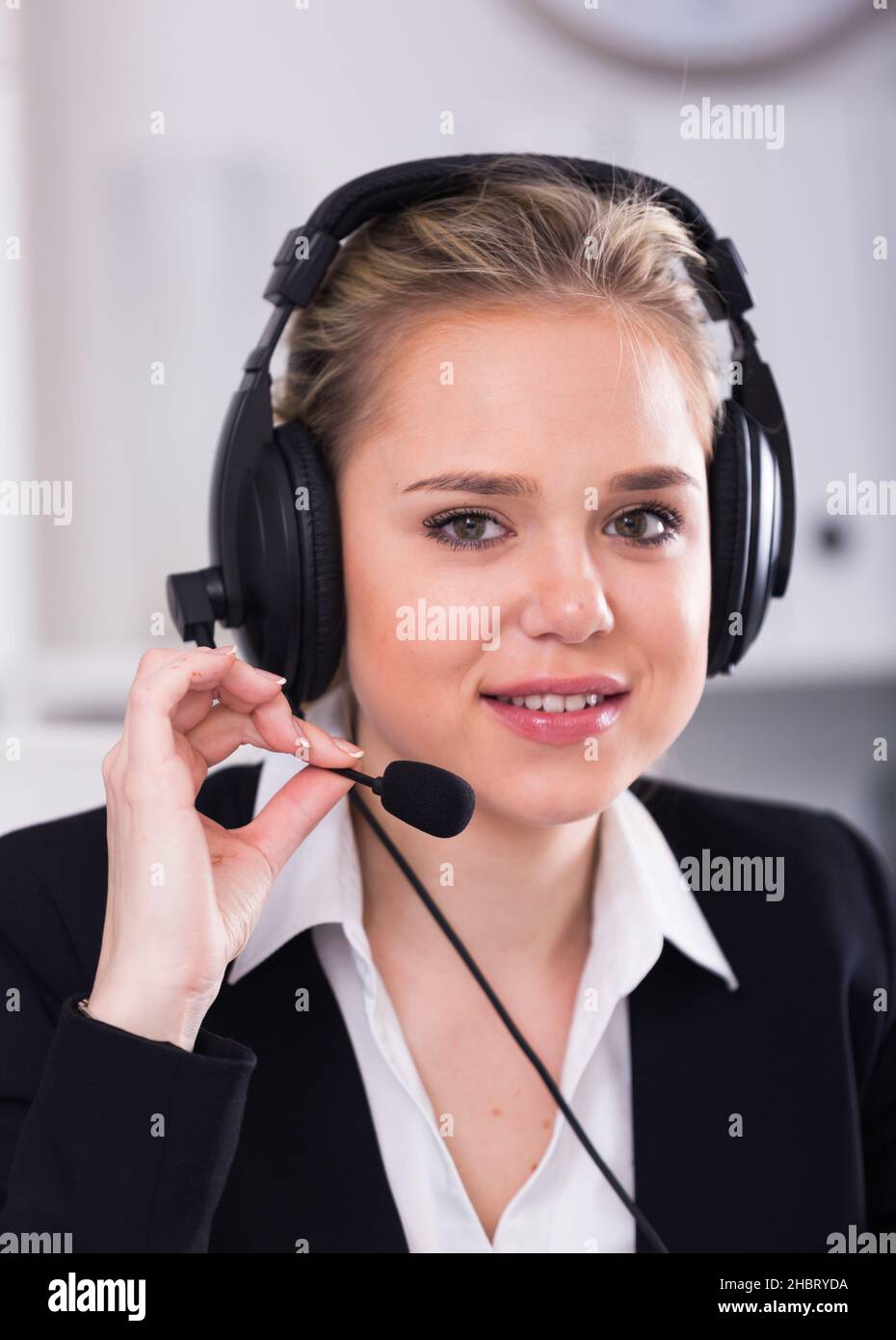 Female helpline operator headphones hi-res stock photography and images ...