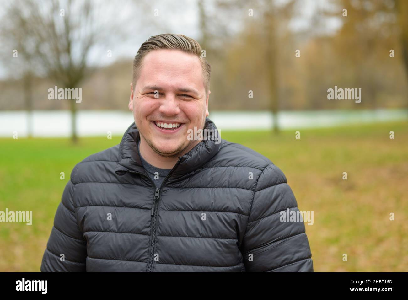 Grinning guy hi-res stock photography and images - Alamy