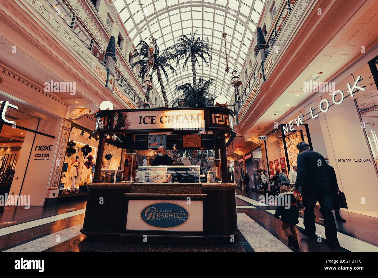 People walking around shopping mall hi-res stock photography and images ...