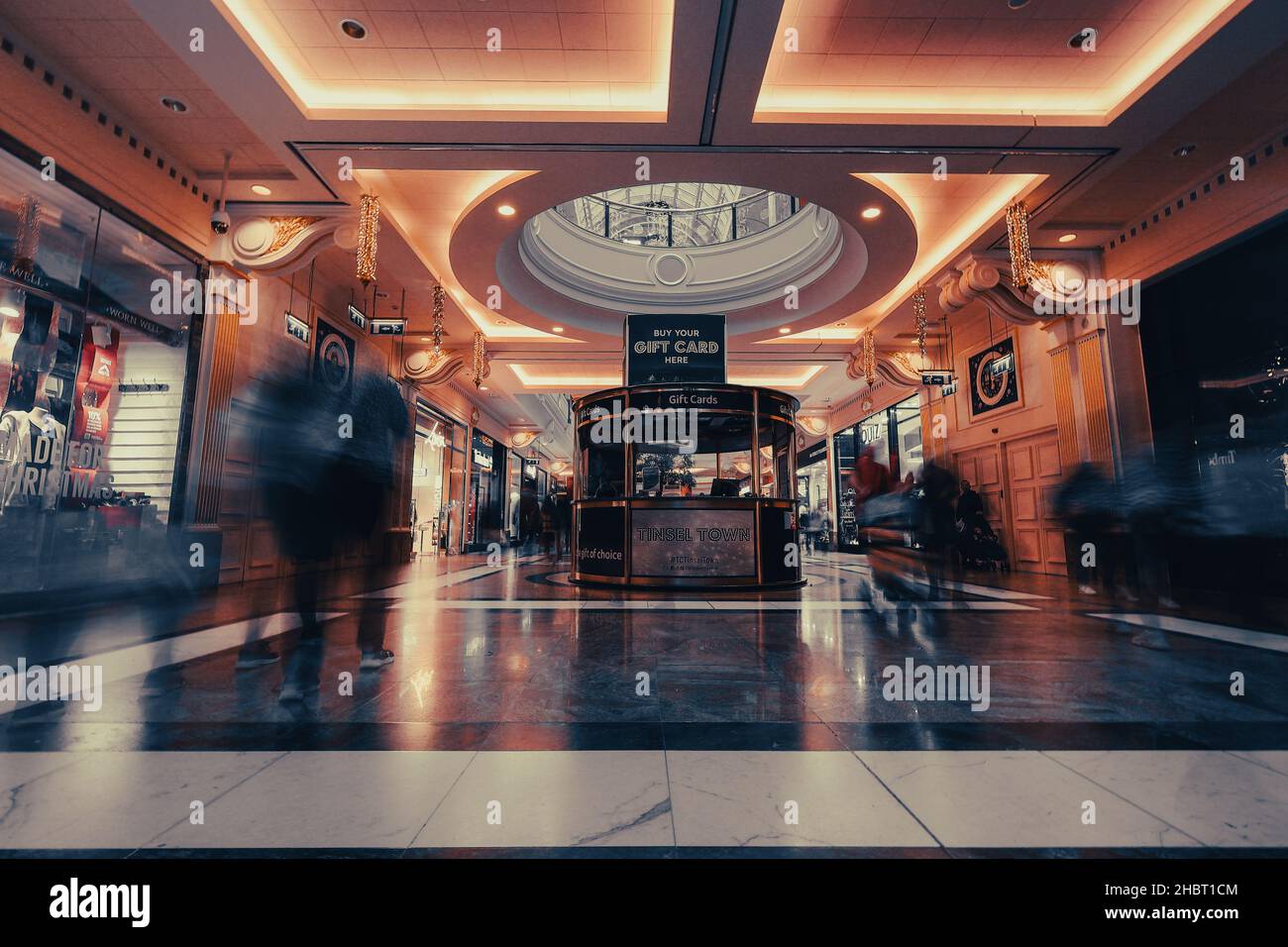 People walking around shopping mall hi-res stock photography and images ...