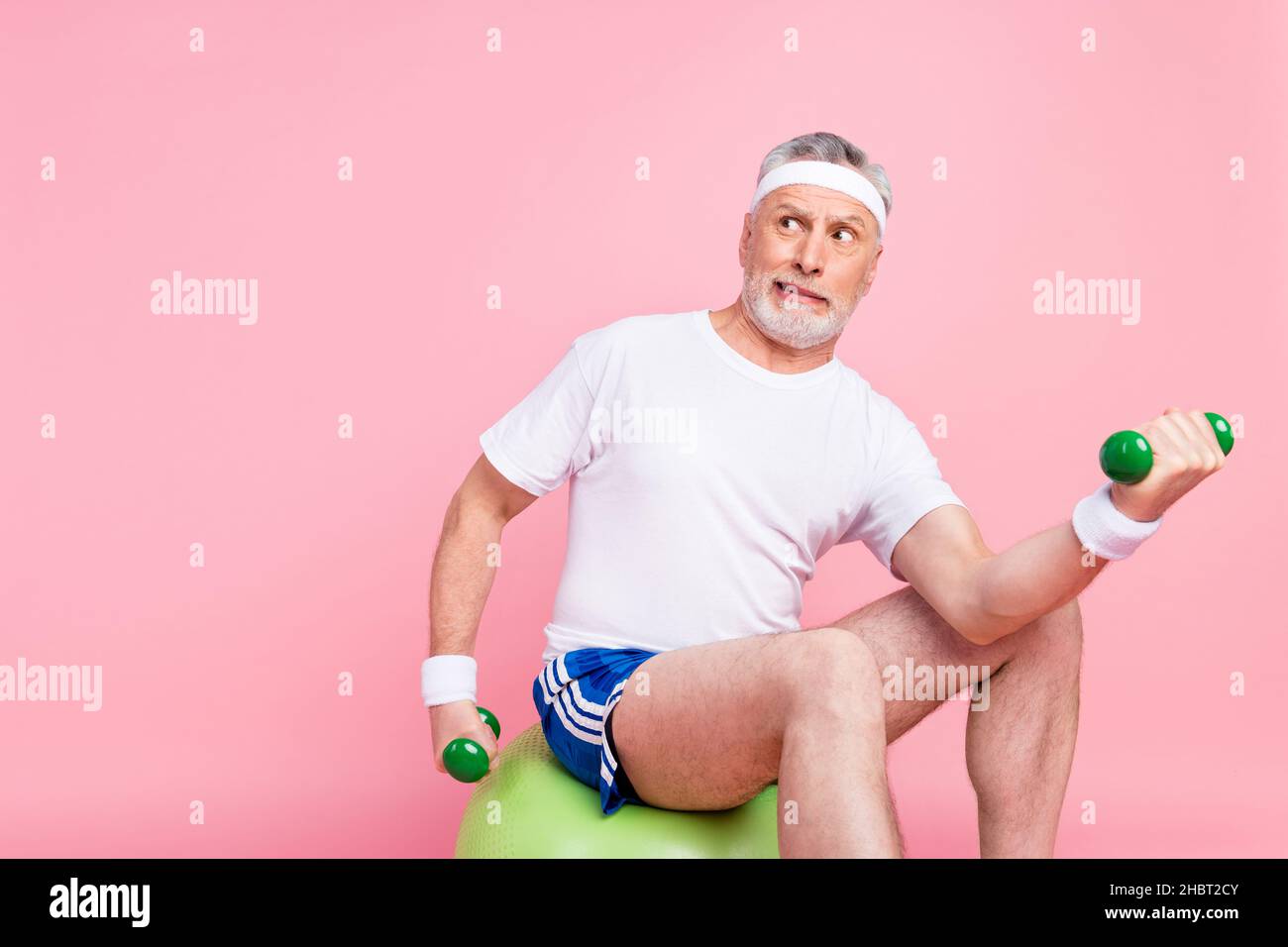 Photo portrait senior man sitting on fit ball doing exercises with ...
