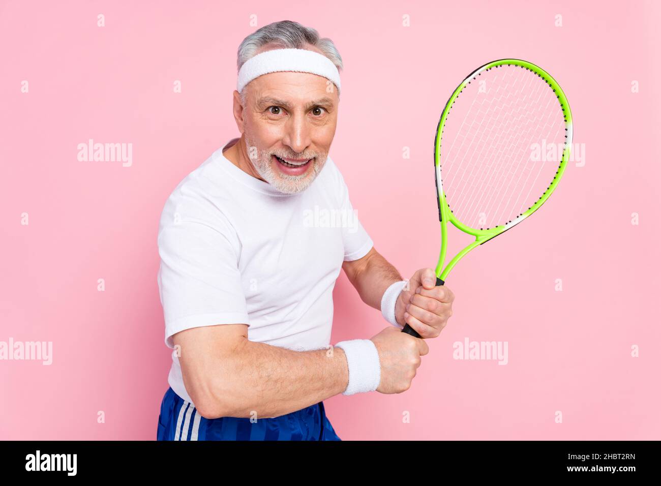 Photo portrait of senior man in sportswear keeping racket ready to ...