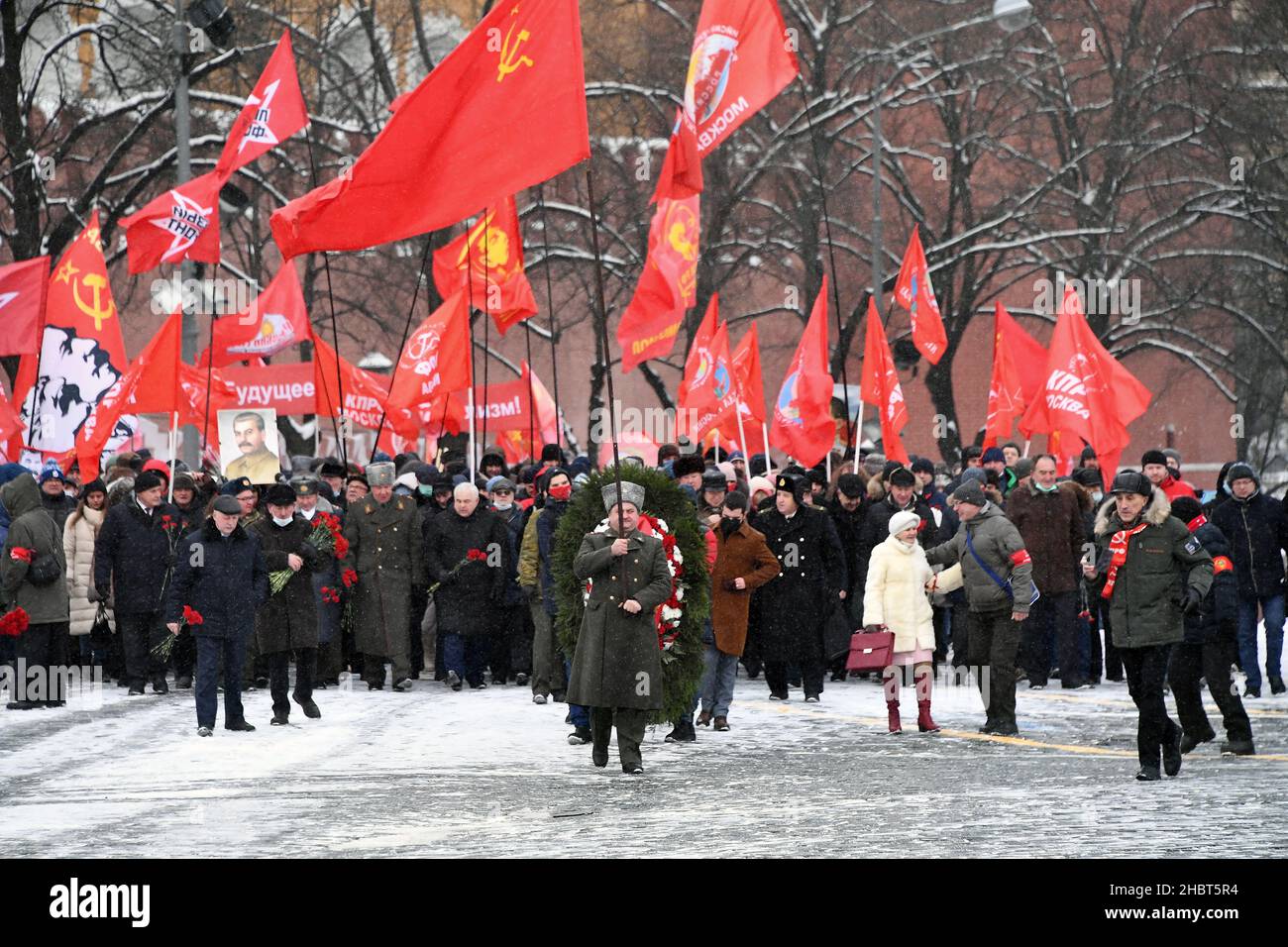 Moscow, Russia. 21st Dec, 2021. The ceremony of laying wreaths and ...