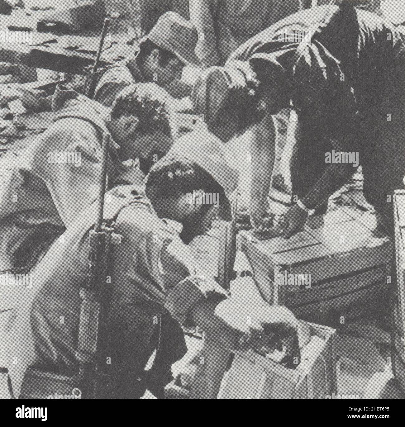 Israeli troops inspect supplies for Egypt's encircled Third Army during ...
