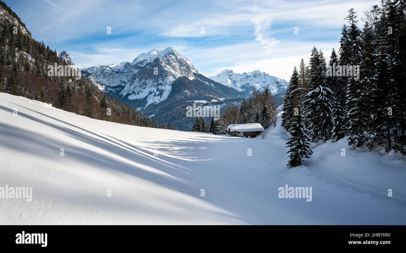 Traditional austrian farmhouse in an idyllic winter landscape ...