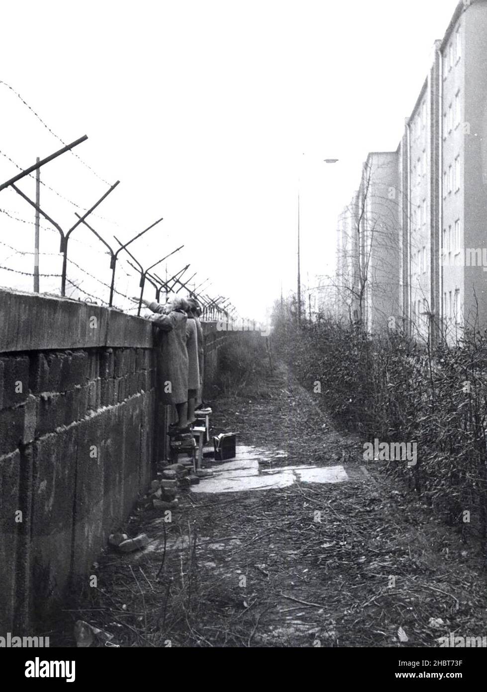 West berliner looking over border hi-res stock photography and images ...