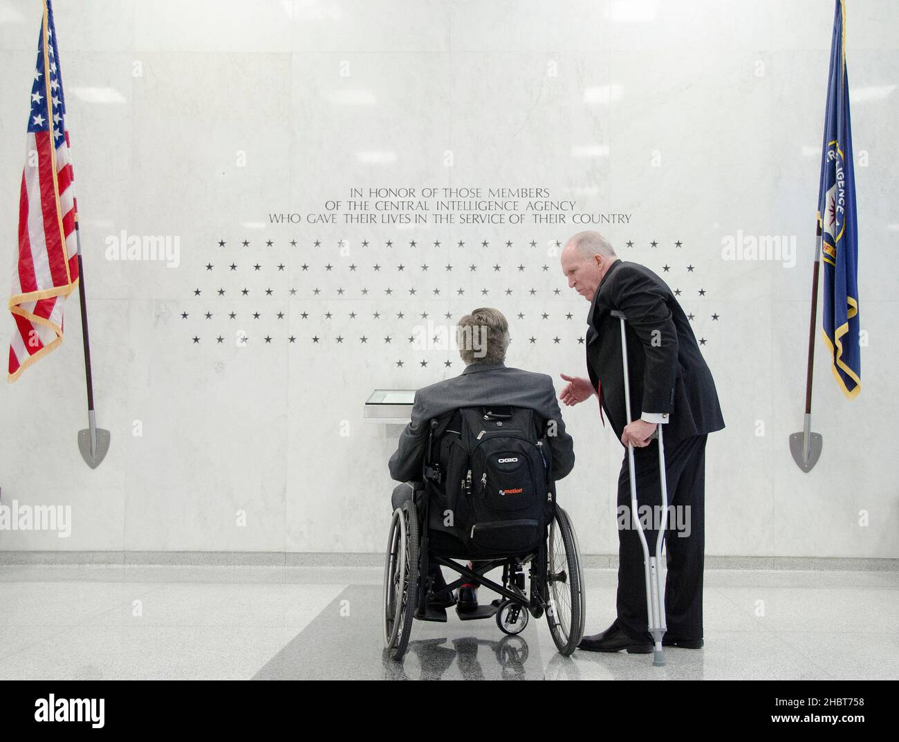 George H.W. Bush & DCIA Brennan at Memorial Wall. CIA Welcomes Former ...