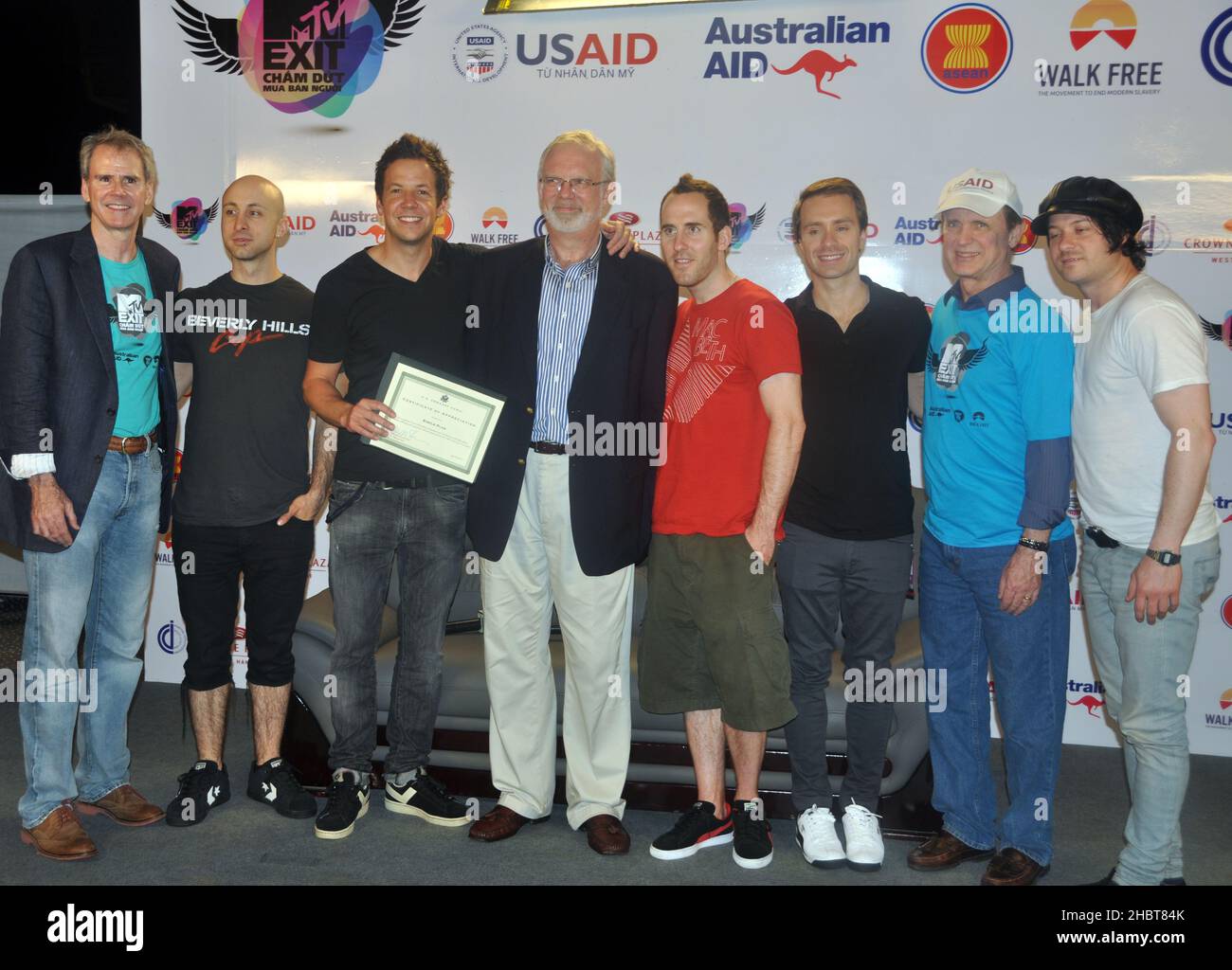 2010s Vietnam: Simple Plan receive certificate from U.S. Ambassador ...