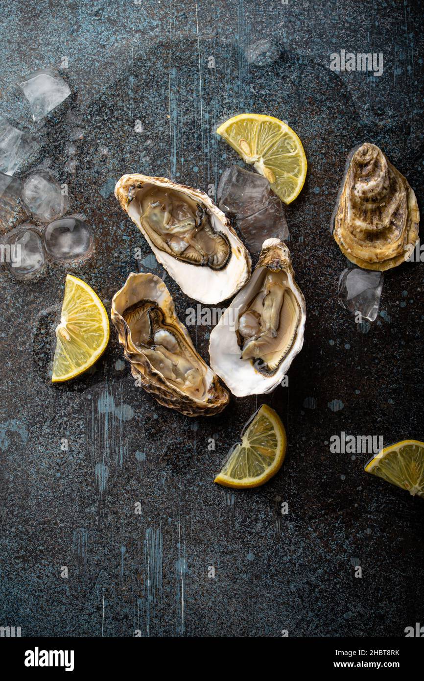 Fresh open oysters top view with lemon wedges and ice Stock Photo - Alamy