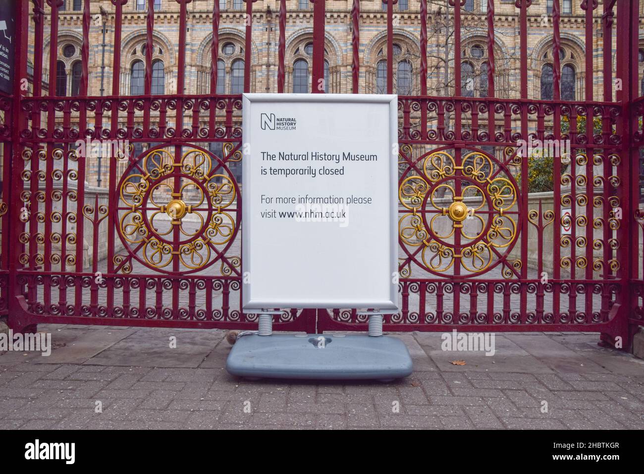 London, UK. 21st Dec, 2021. A 'Temporarily Closed' sign is seen outside ...