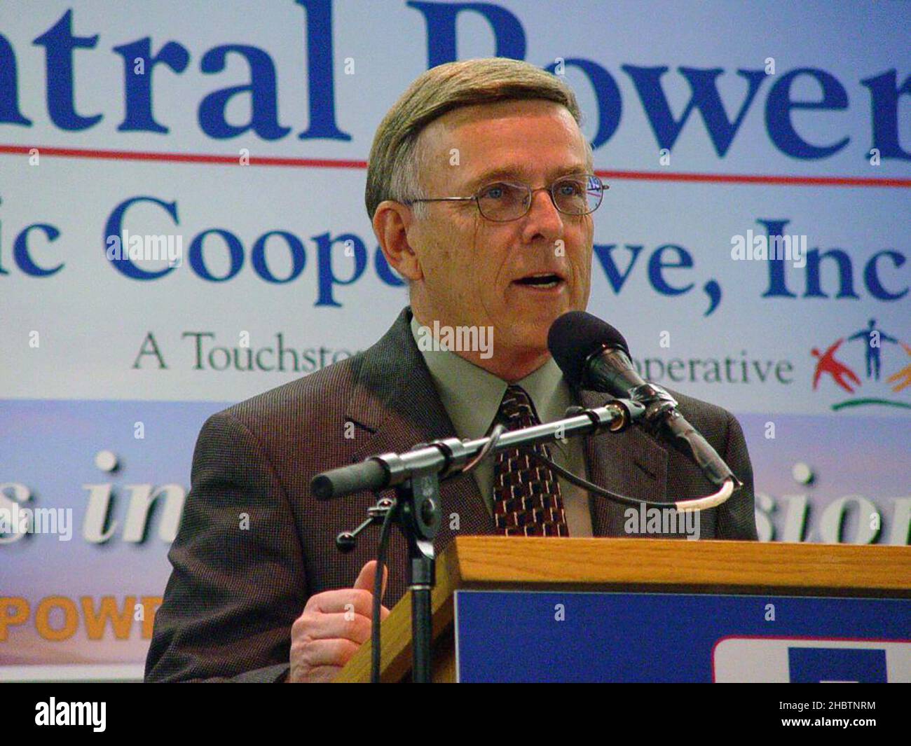 Senator Byron Dorgan speaking at lectern Stock Photo - Alamy
