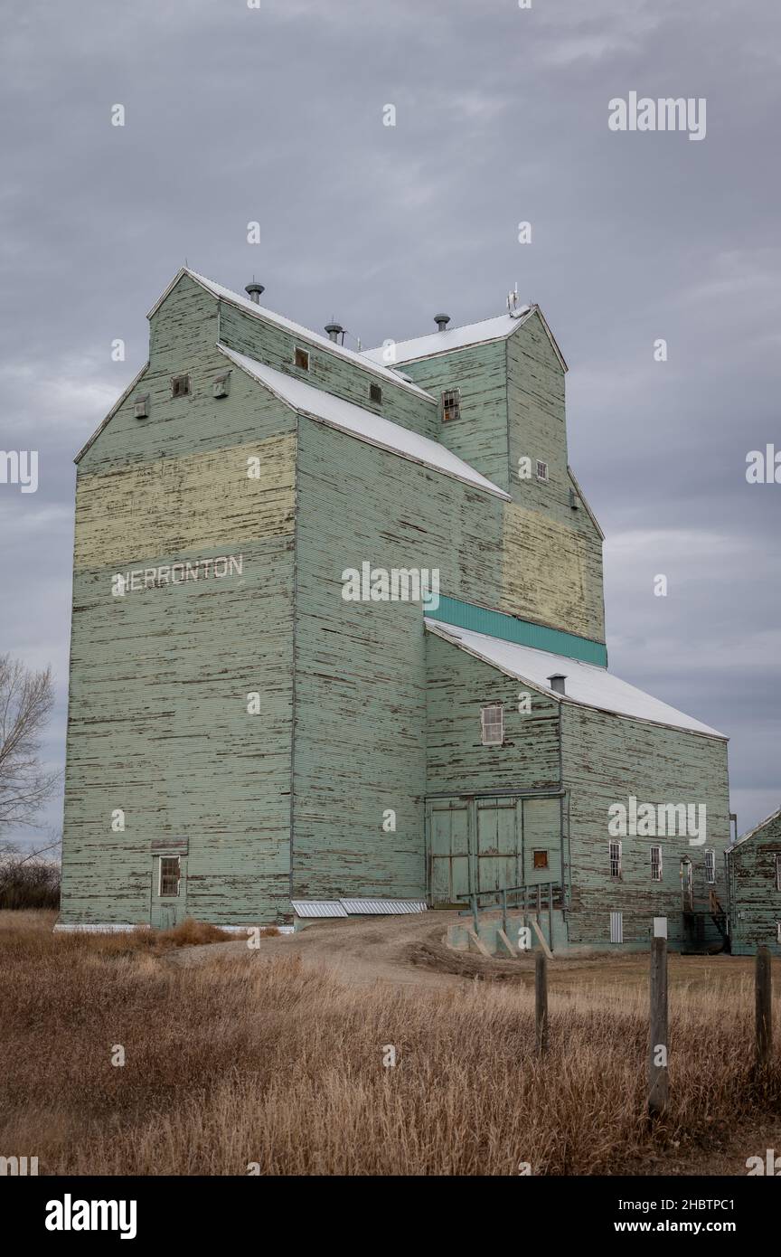Alberta pool grain elevator hi-res stock photography and images - Alamy