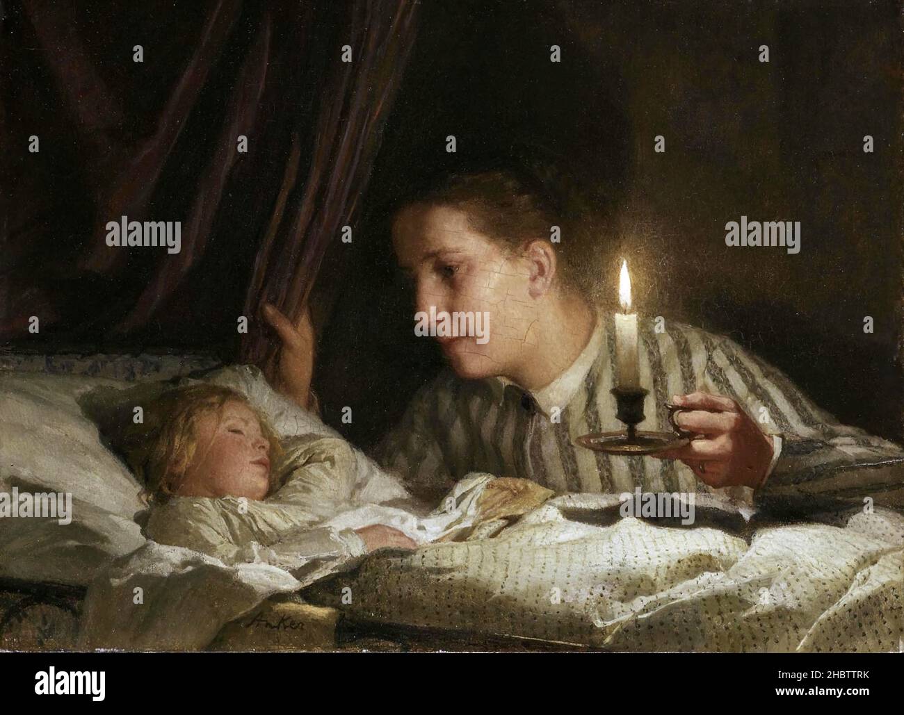 La giovane madre esamina un bambino addormentato a lume di candela ...