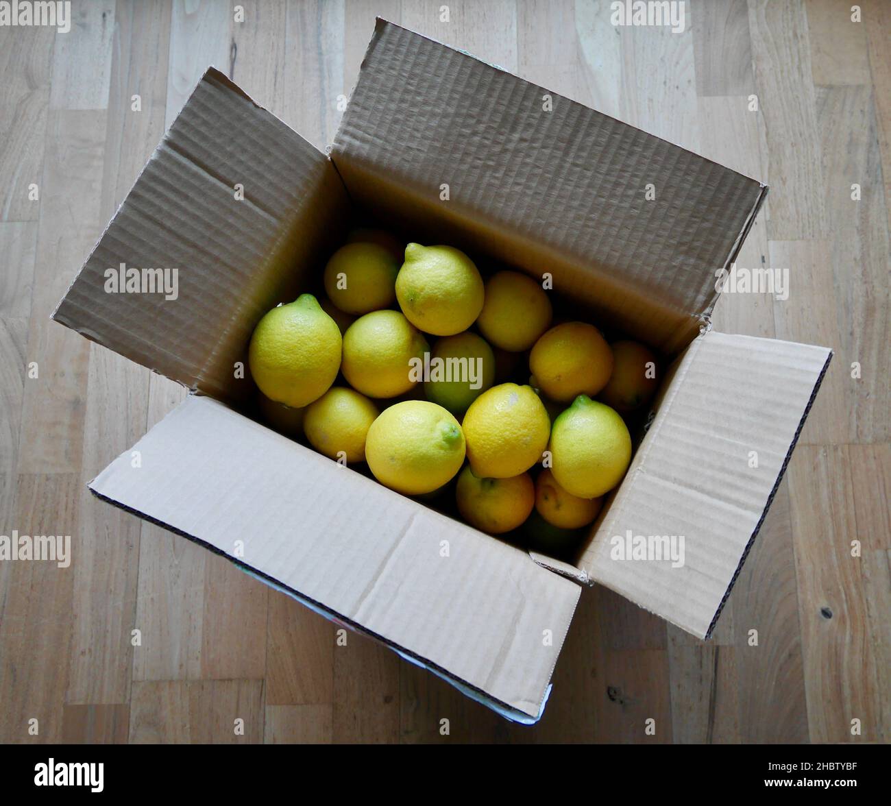 Delivery carton with fresh organic lemons from Sicily Stock Photo - Alamy