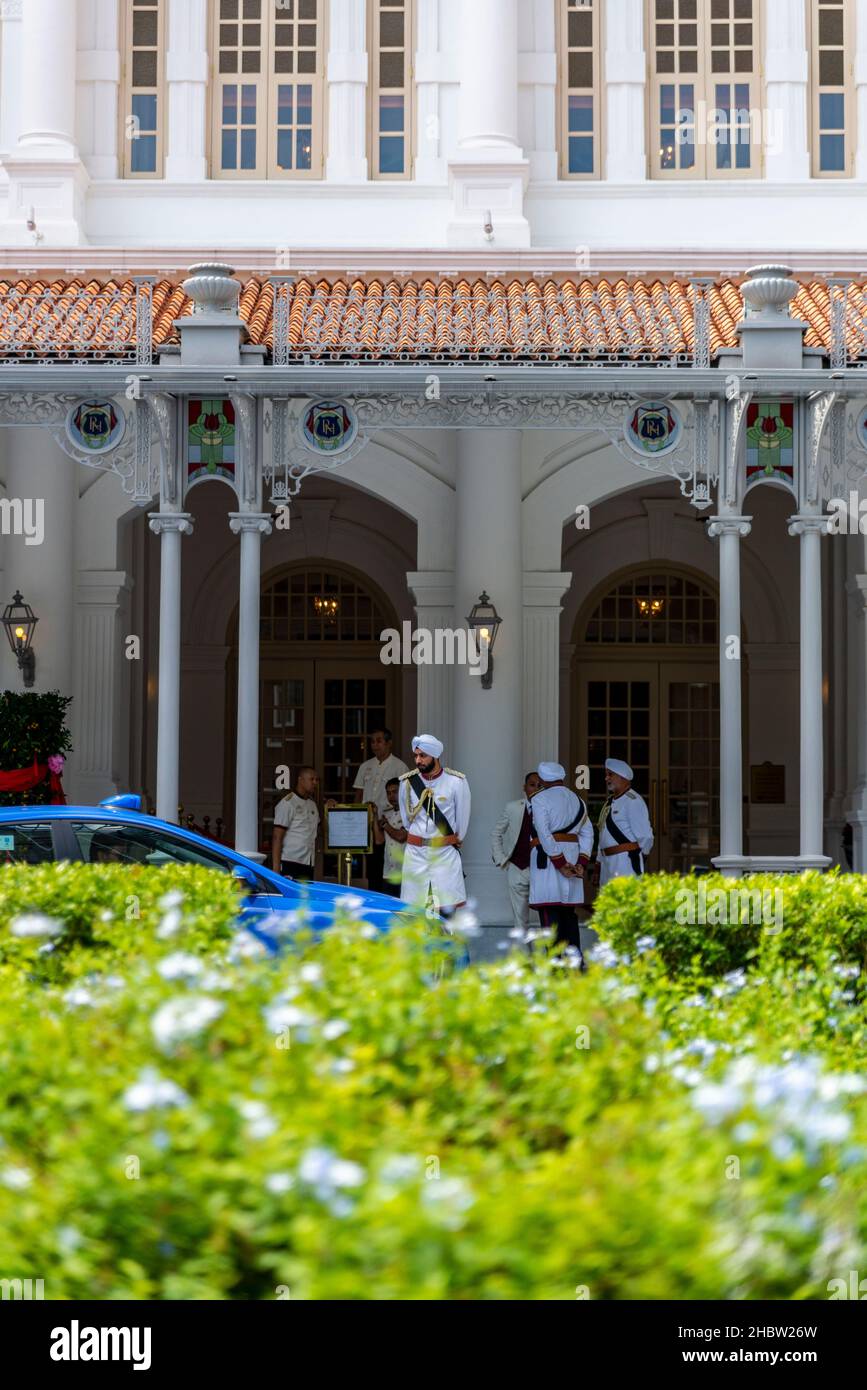 Doormen at Raffles Hotel Singapore Stock Photo - Alamy