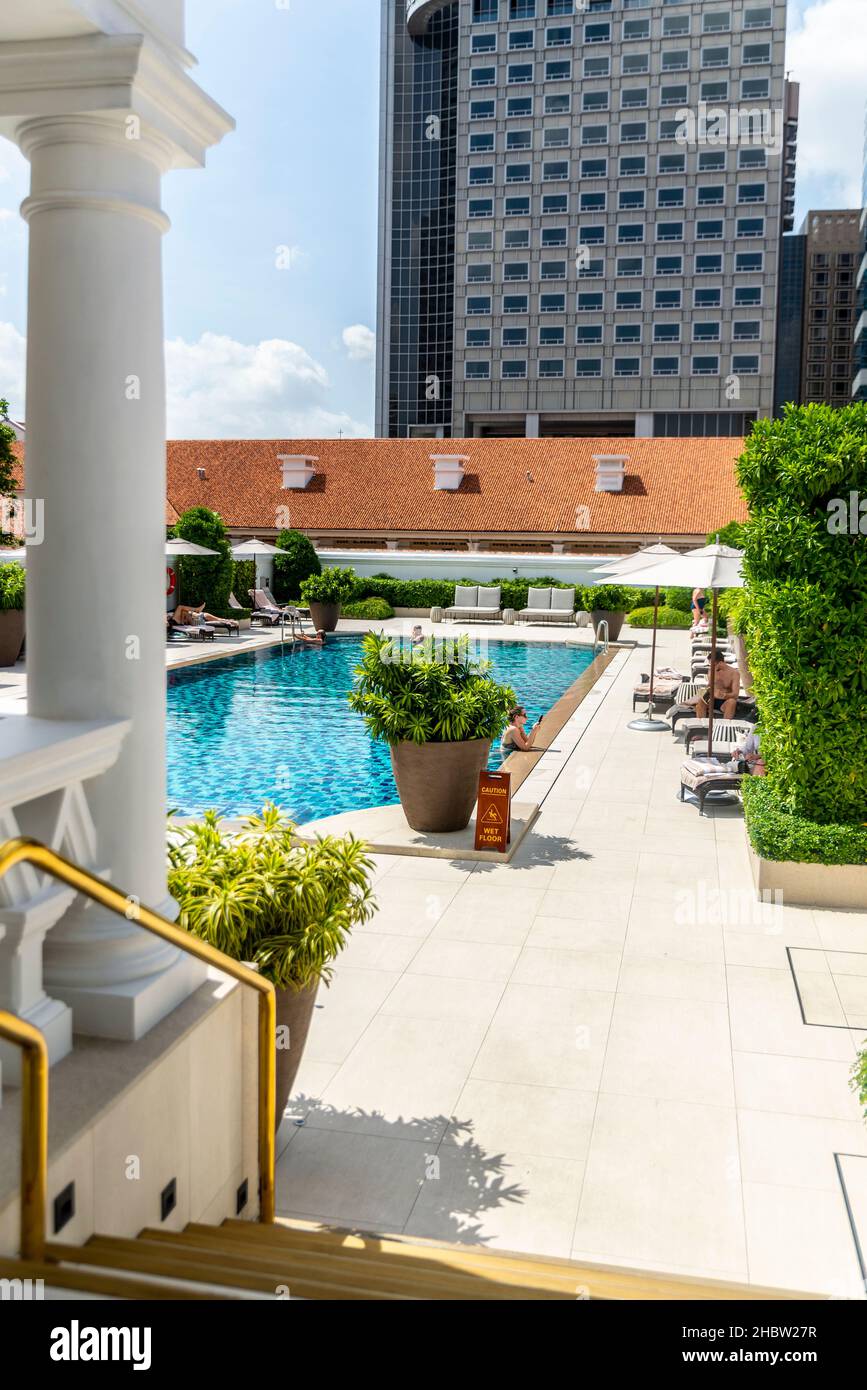 Swimming pool at Raffles Hotel Singapore Stock Photo - Alamy