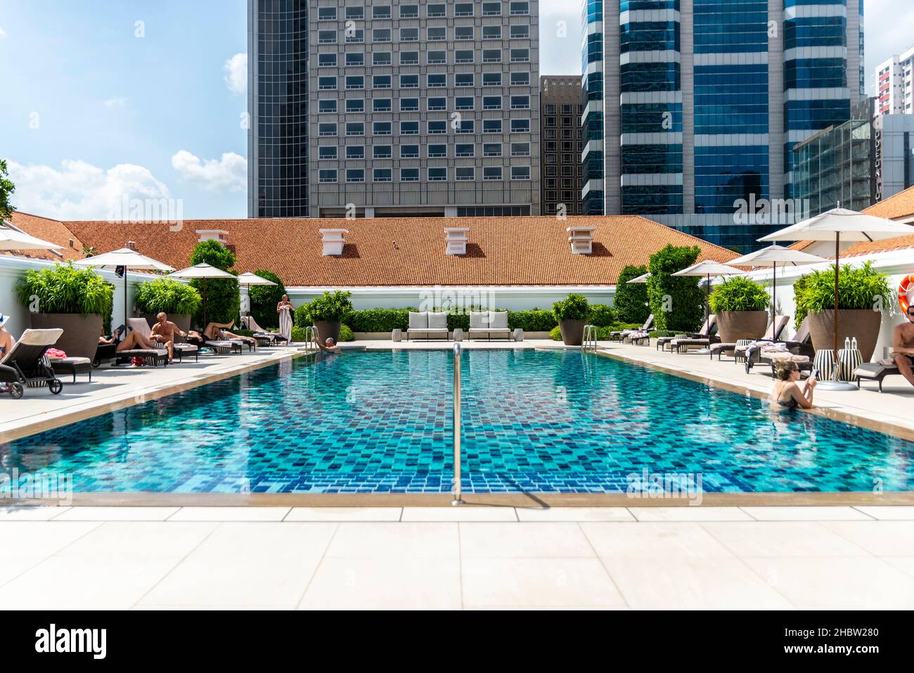 Swimming pool at Raffles Hotel Singapore Stock Photo - Alamy