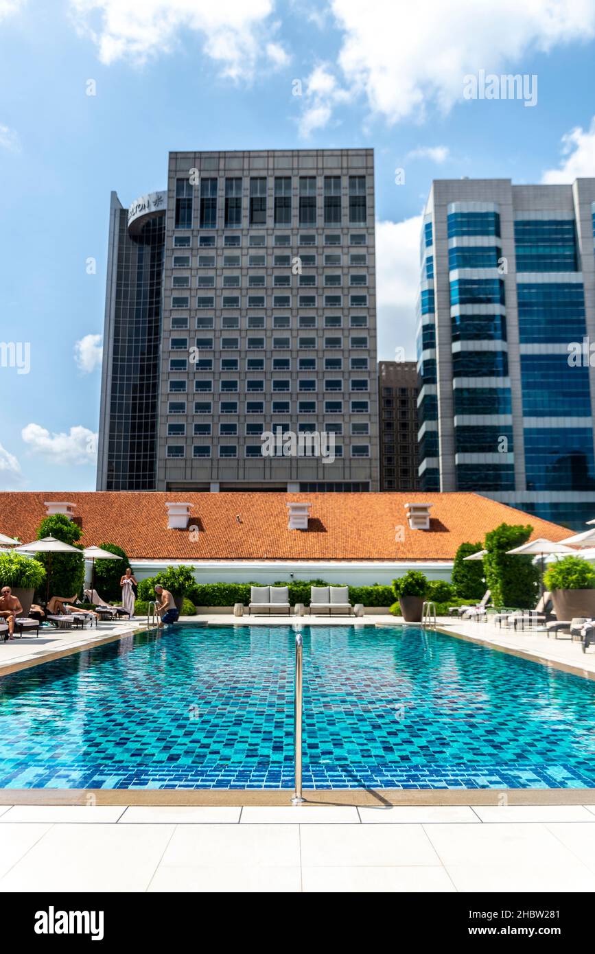 Swimming pool at Raffles Hotel Singapore Stock Photo - Alamy