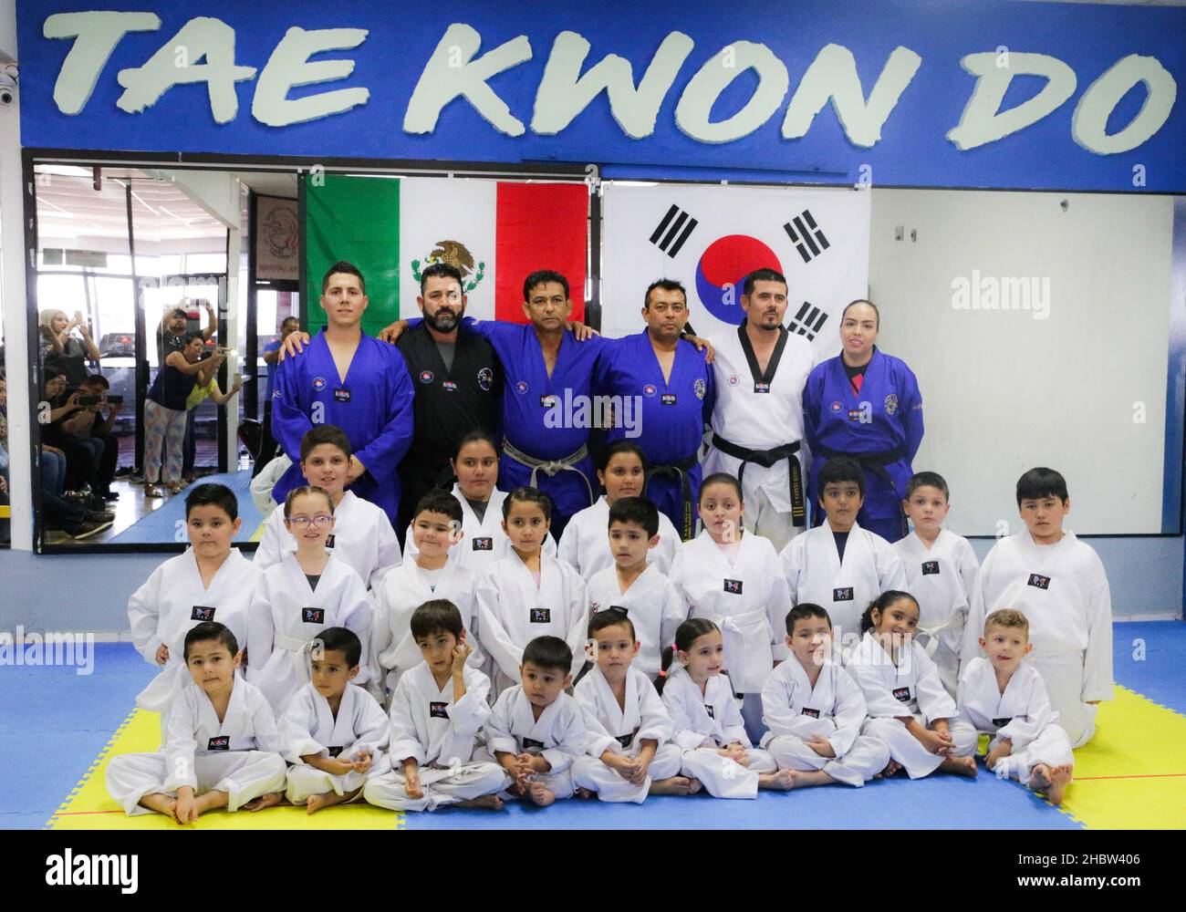 kids in karate class, martial arts © niños en clase de Karate, artes ...