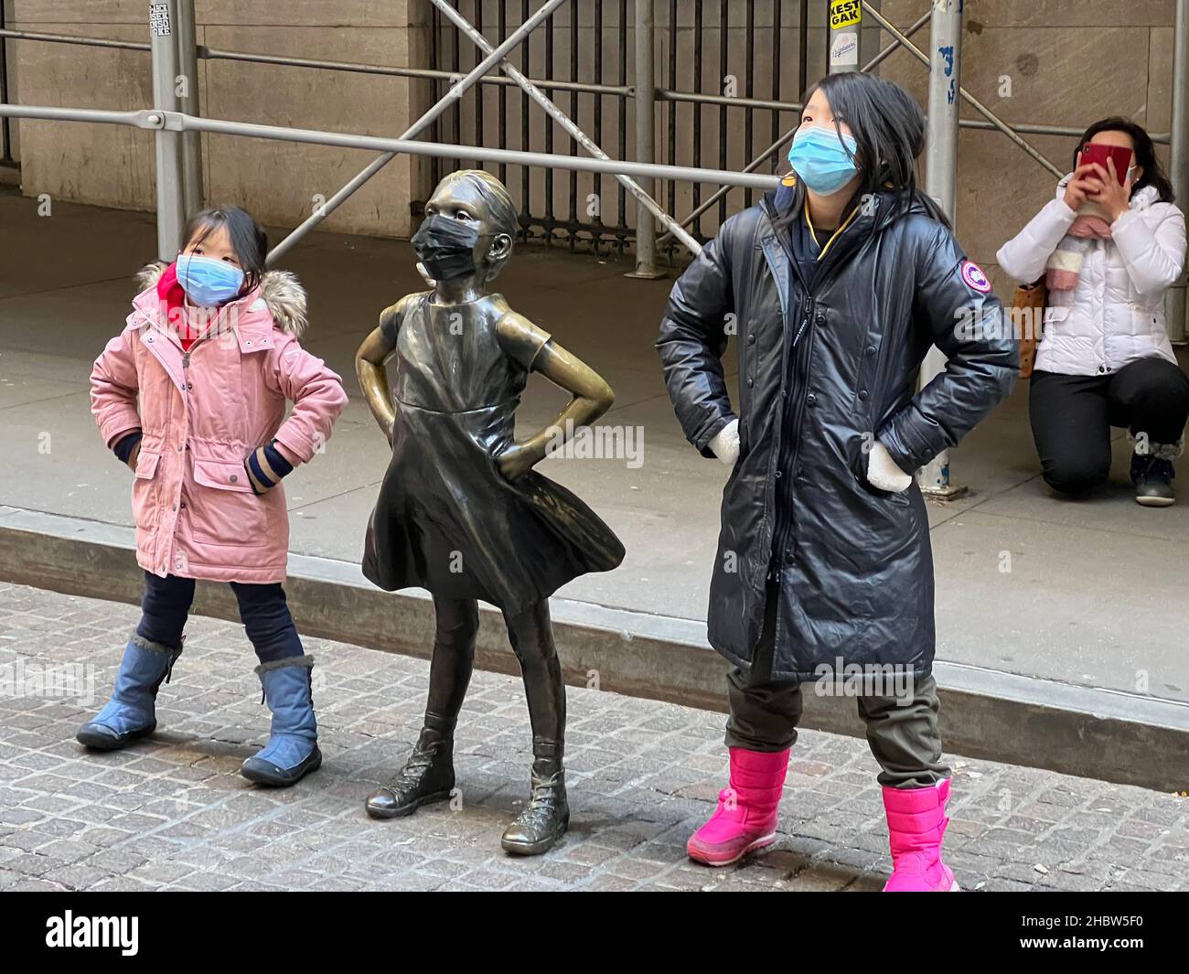 New York, United States. 20th Dec, 2021. Two people pose along side the ...